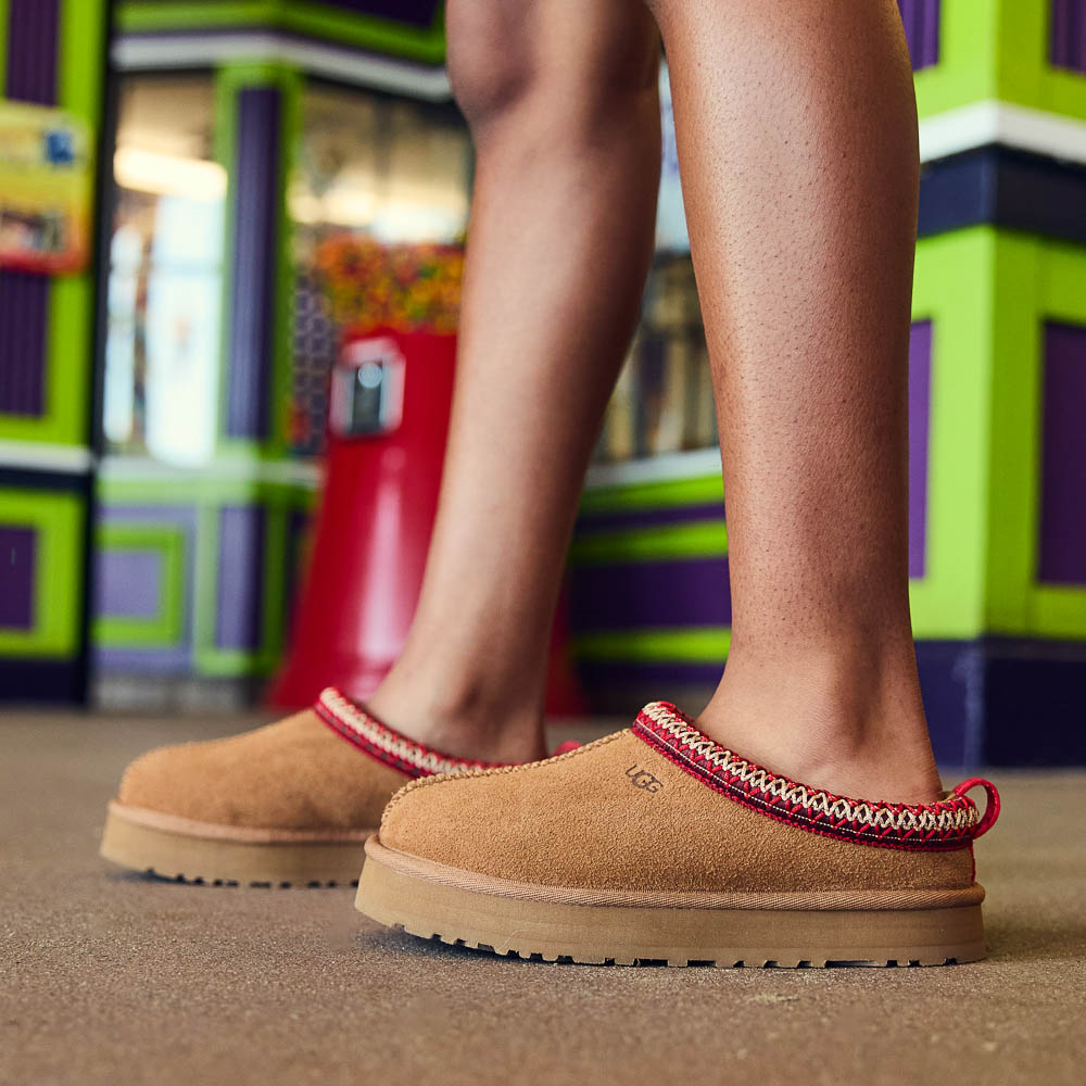 UGG® Tazz Platform Slipper - Little Kid / Big Kid - Chestnut | Journeys