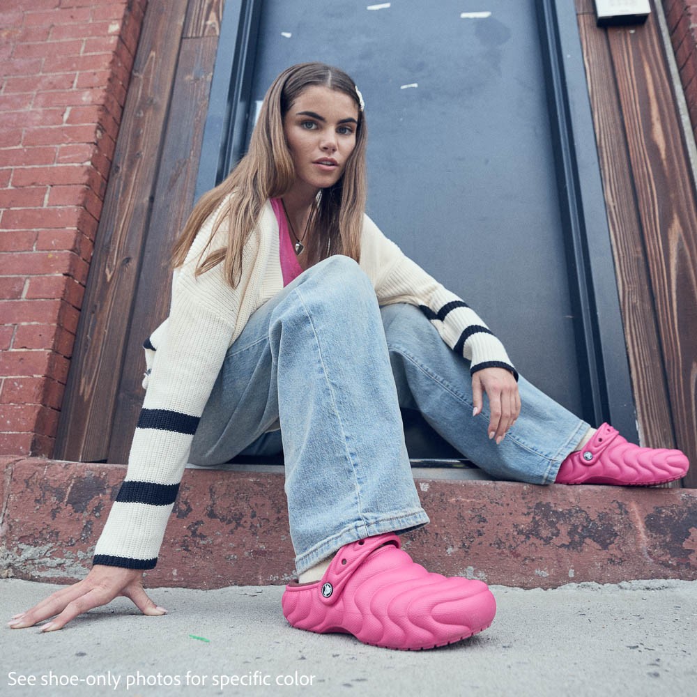 Crocs Classic Lined Overpuff Clog - Dragonfruit | Journeys